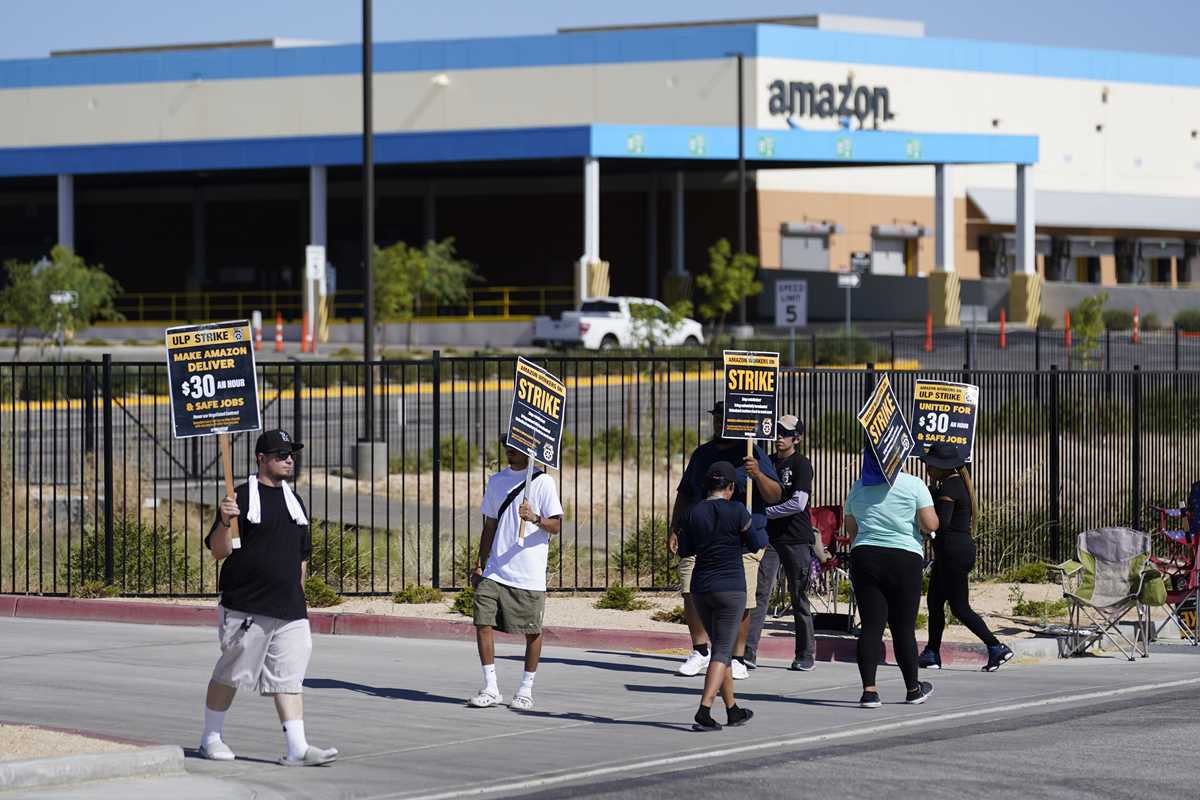 Teamsters add their heft to dozens of Amazon delivery drivers picketing ...