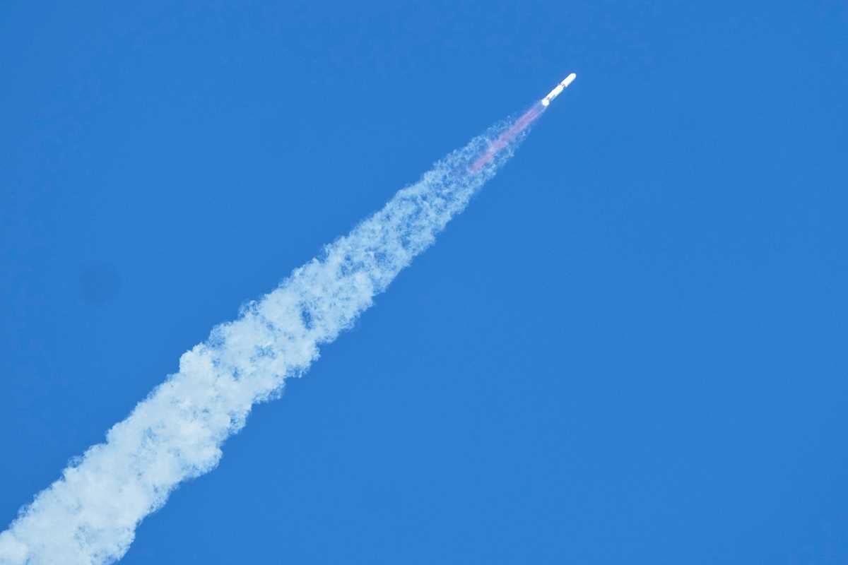 Blue Origin launches huge rocket carrying twin NASA spacecraft to Mars