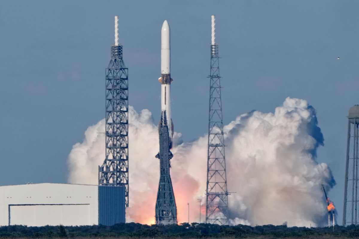 Blue Origin launches huge rocket carrying twin NASA spacecraft to Mars