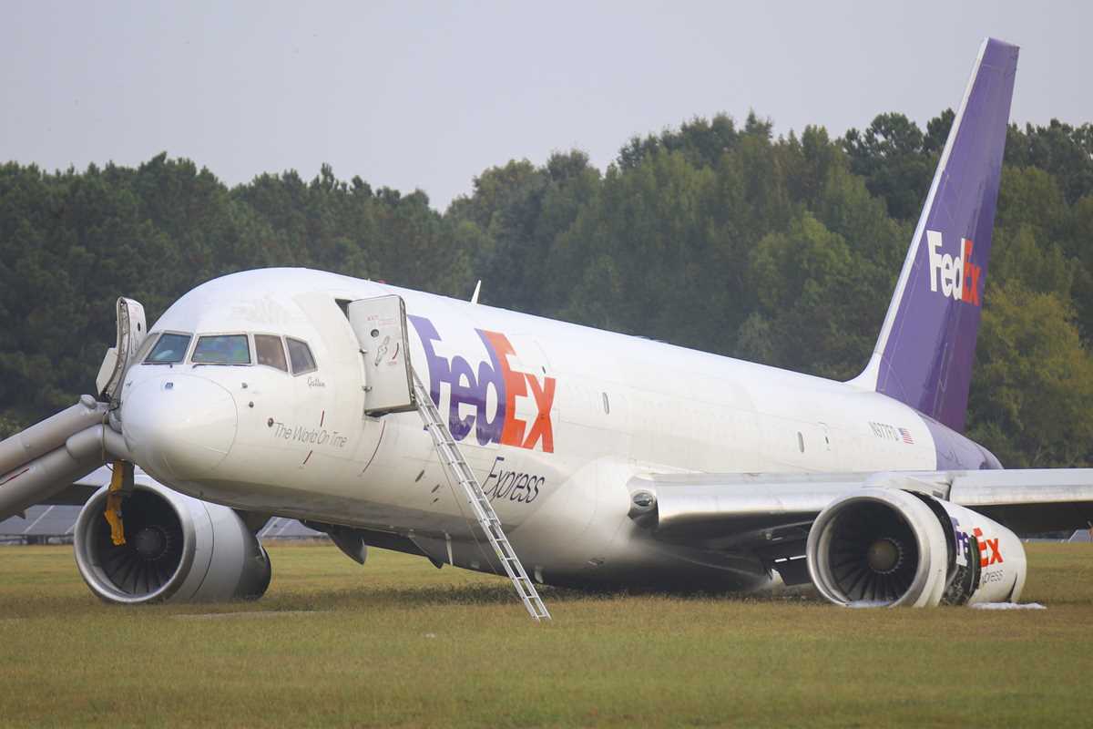 NTSB says FedEx plane with a disabled landing gear had suffered a leak ...