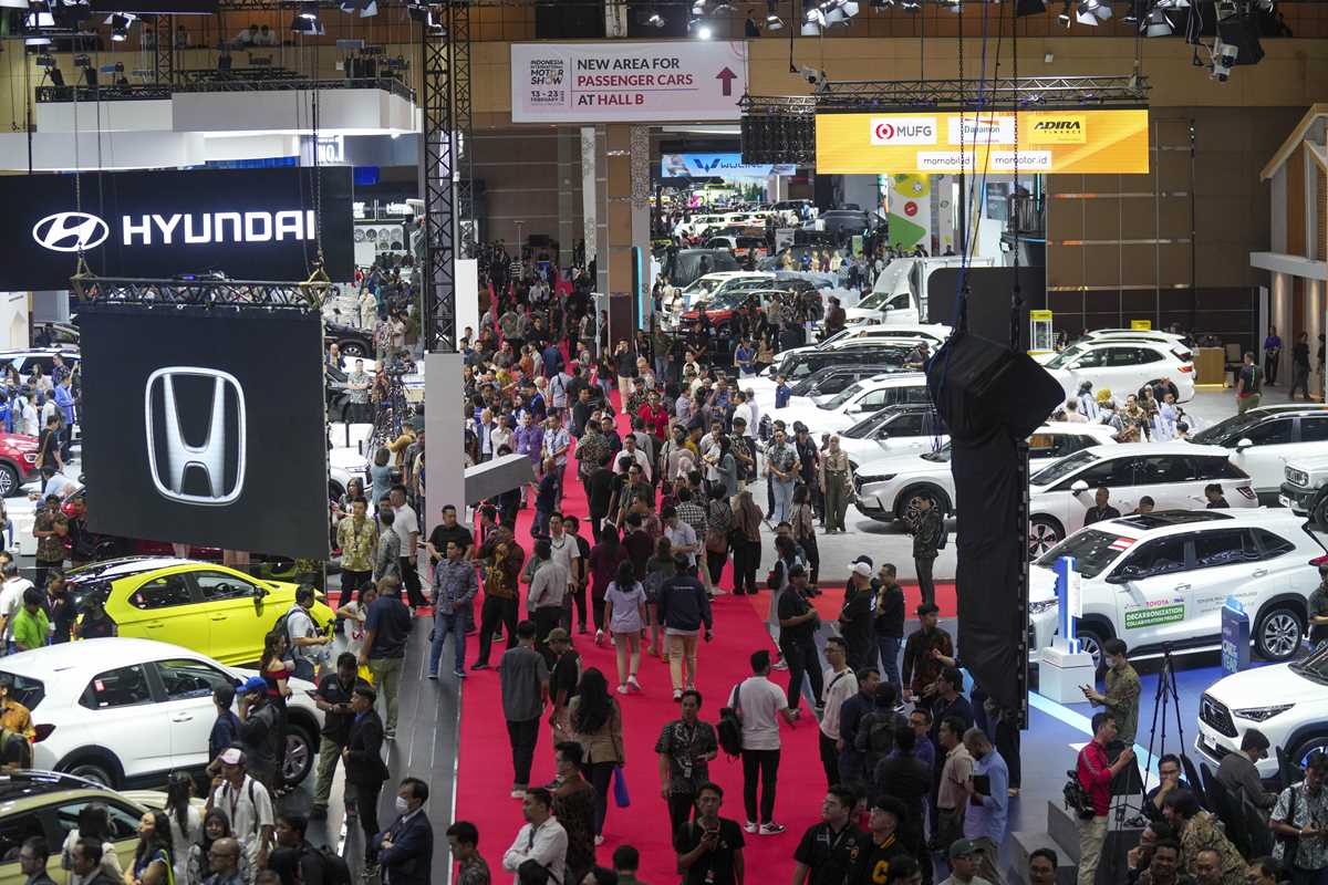 Electric cars and motorbikes star at Indonesia's motor show despite ...