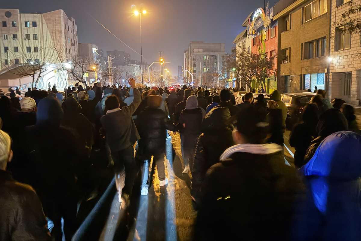Analysis: Scale of protests and violence in Iran echoes chaos around ...