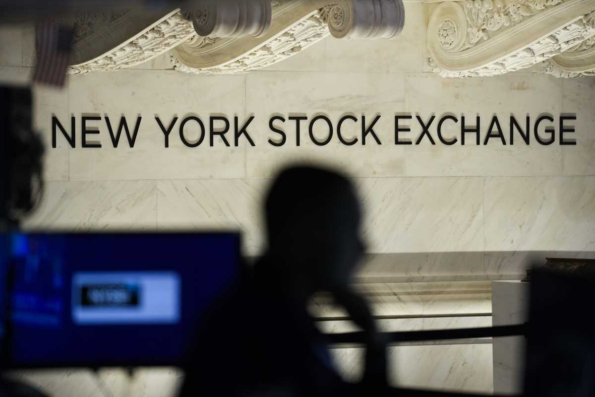 Stocks tumble to biggest drop since December as rates climb